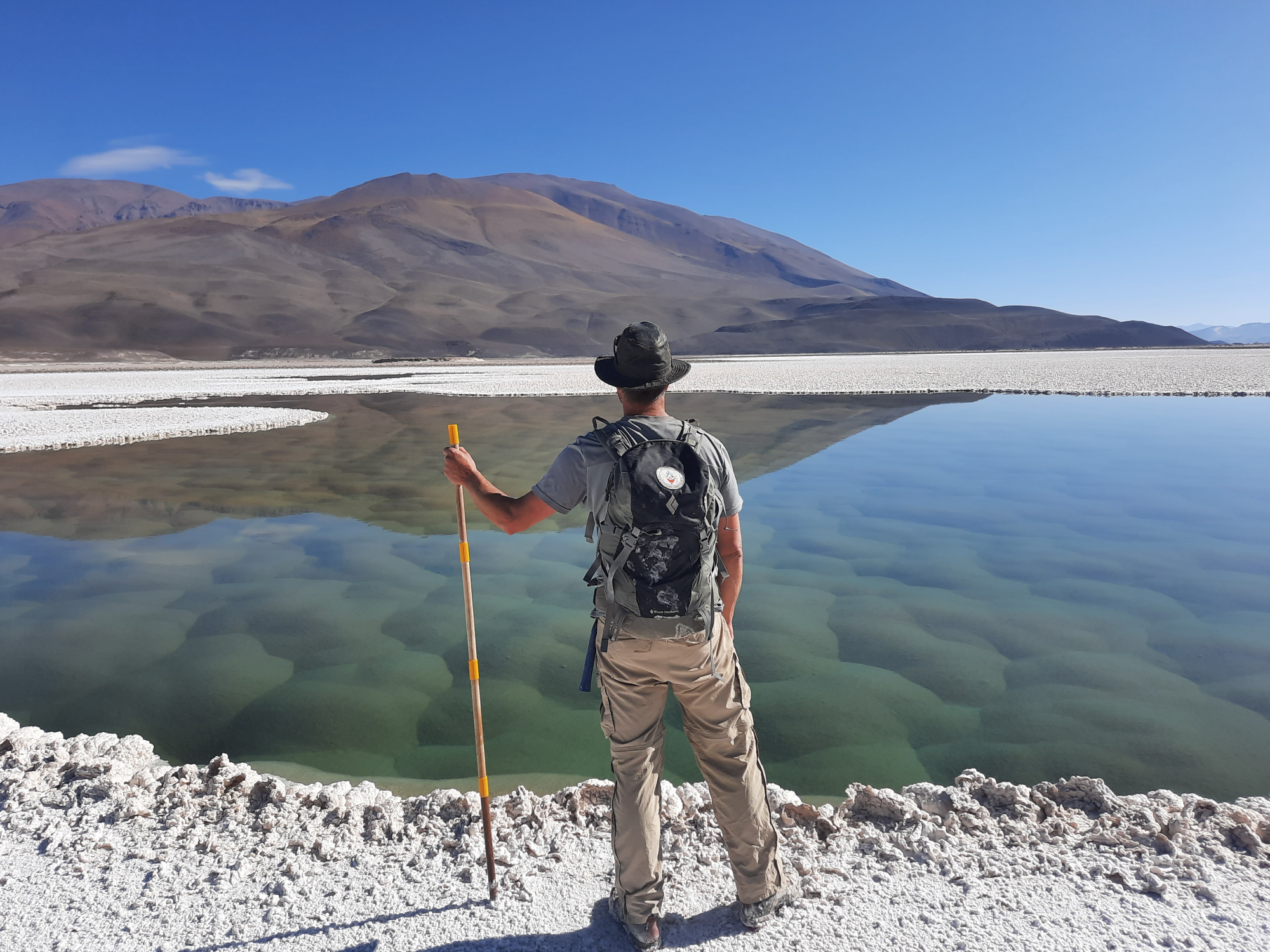 Deep within an inhospitable desert, a window to first life on Earth ...