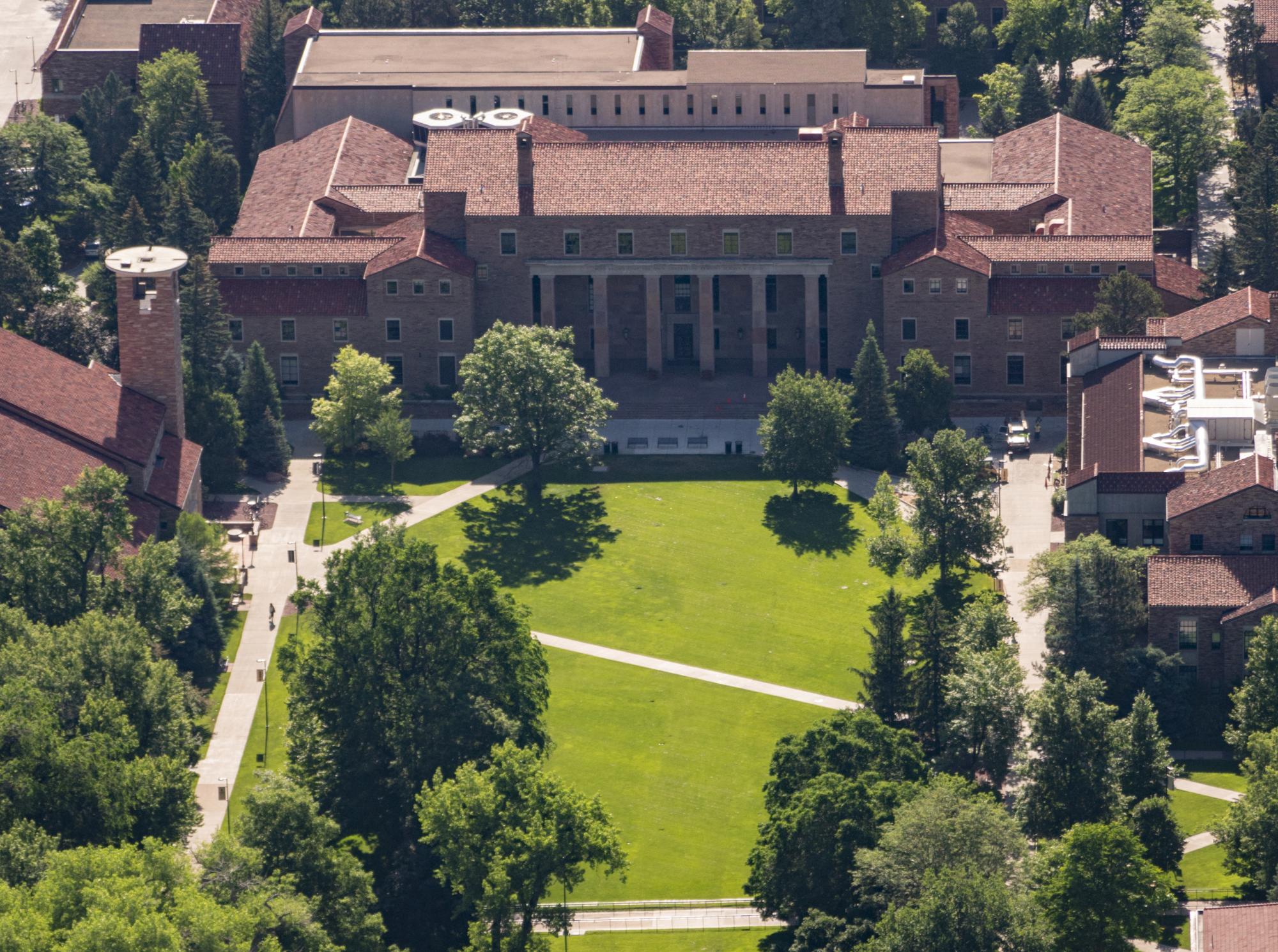 Campus lawns receiving organic fertilizer treatments | CU Boulder Today ...